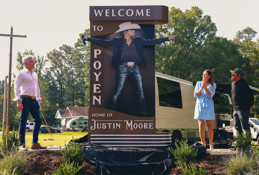 Arkansas Says Welcome to Justin Moore Fans With 10 Foot Sign – Country ...
